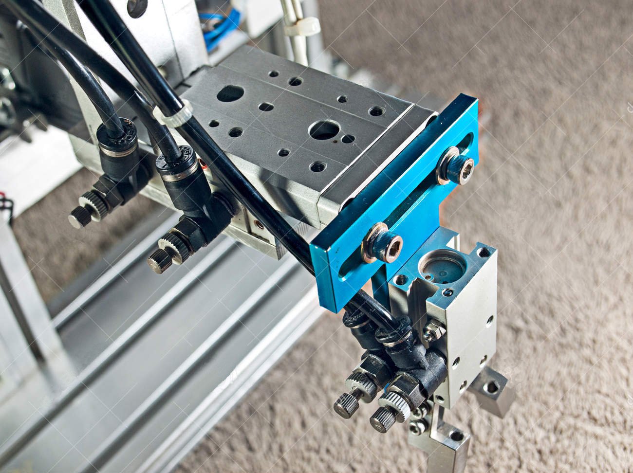 Pneumatic Gripper-Robot Terminal - Focusing on components